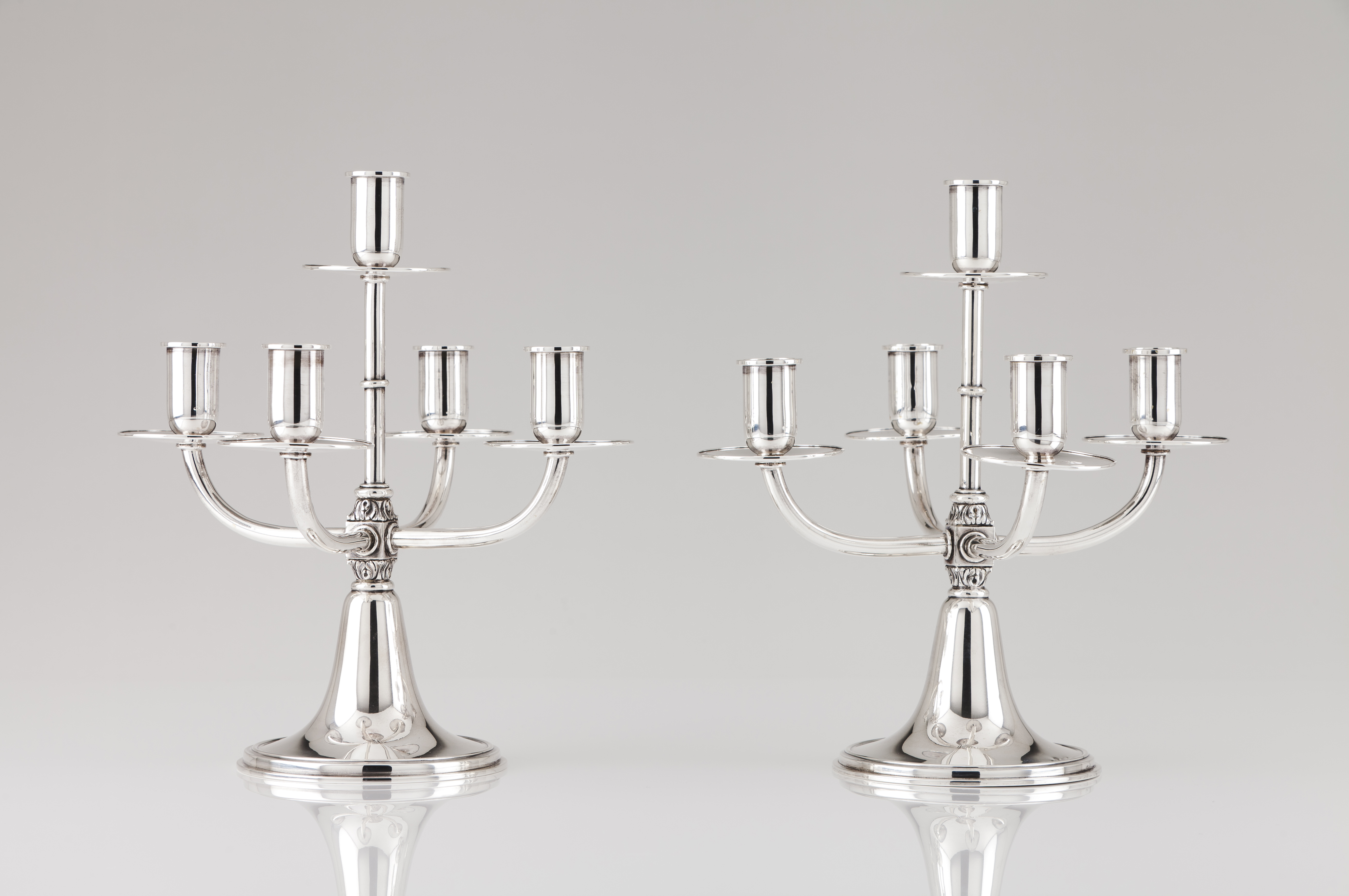 [Leilão 119] Lote 183 - Par de candelabros de cinco lumes Art Deco ...